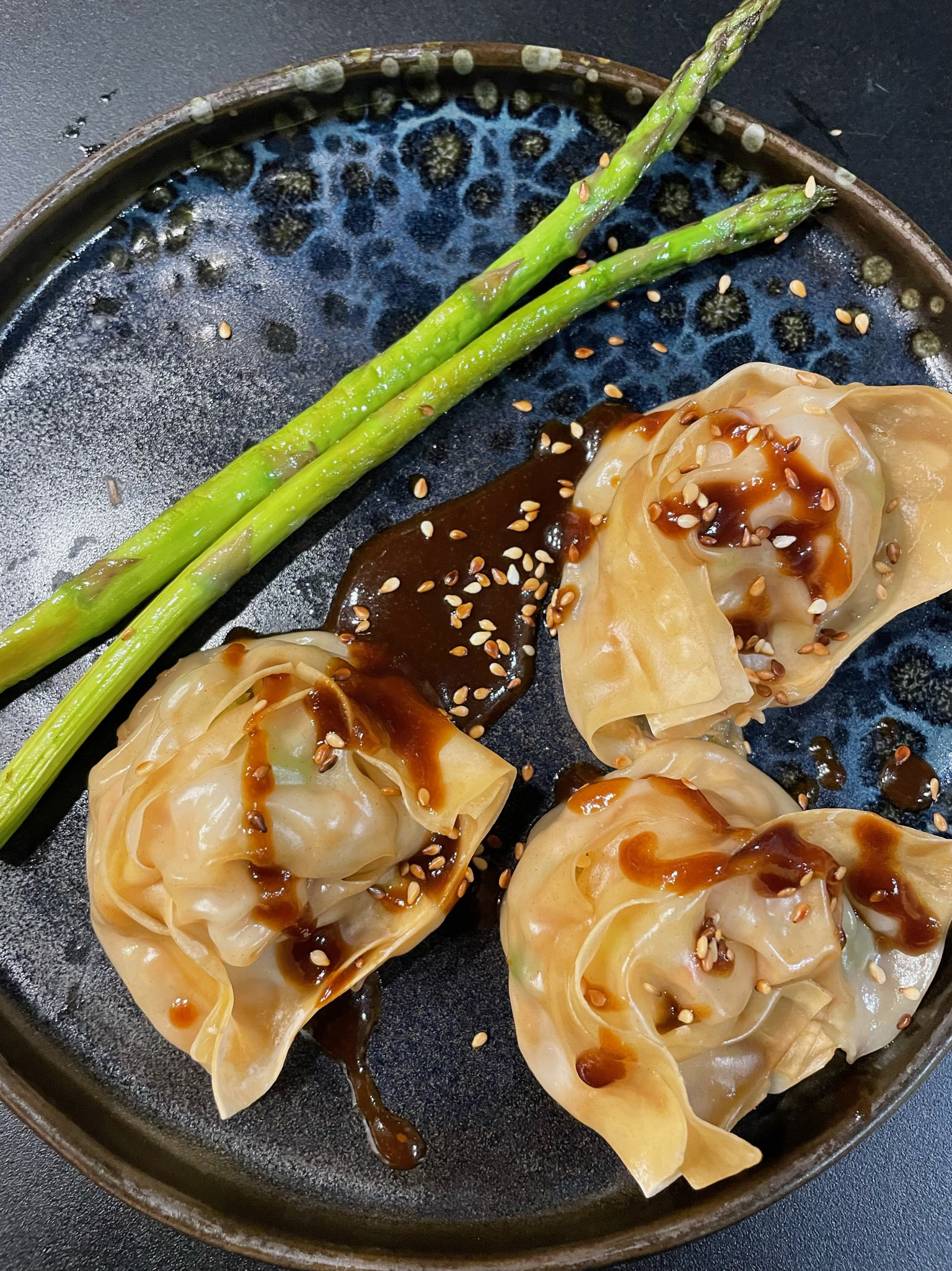 Dim Sum aux crevettes, poêlée d'asperges au sésame et tamari